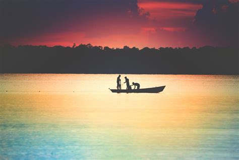 배경 화면 보트 일몰 바다 만 자연 반사 차량 바닷가 해돋이 저녁 아침 수평선 황혼 구름 새벽 대양 웨이브 잔광 2294x1536