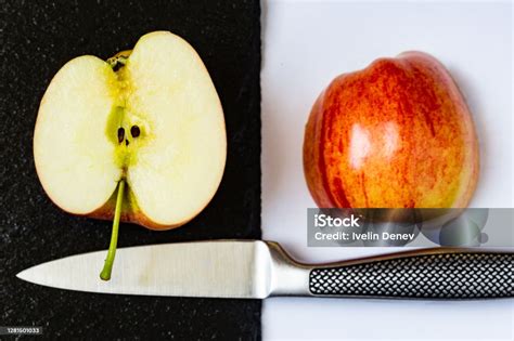 부엌 칼 옆에 흰색과 검은 색 배경에 배치 슬라이스 사과의 두 절반 0명에 대한 스톡 사진 및 기타 이미지 0명 건강한 식생활 과일 Istock