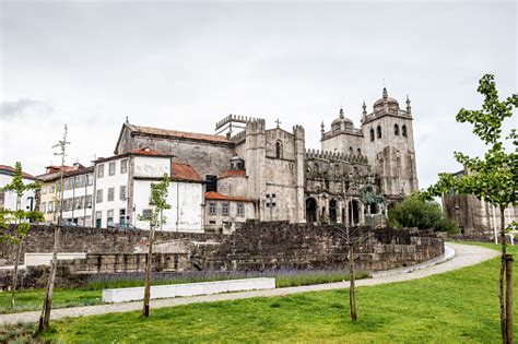 대성당의 가정의 우리의 숙 녀 포르투갈에 있는 가장 중요 한 로마네스크 기념물 중 하나 건축에 대한 스톡 사진 및 기타 이미지 Istock