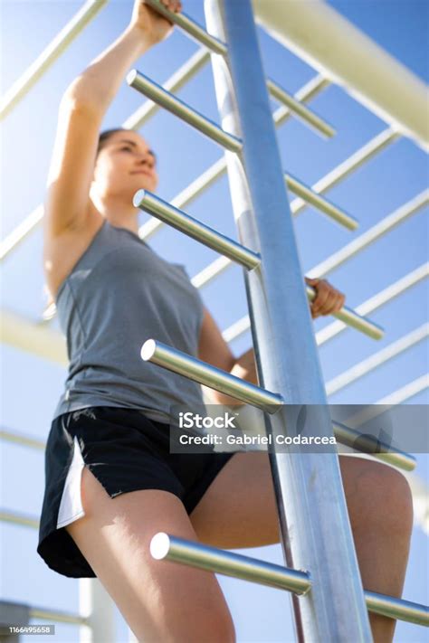 복사 공간 바르셀로나 해변 에서 야외 훈련 장소 또는 거리 운동에서 바에 매달려 아름다운 여자 가냘픈에 대한 스톡 사진 및 기타