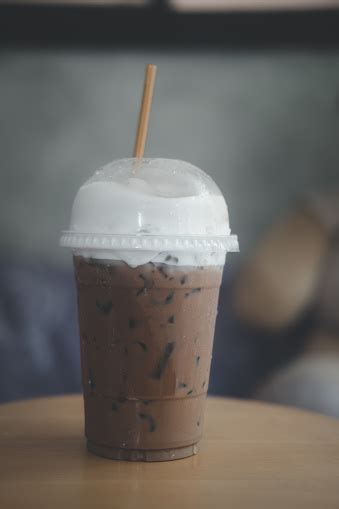 카페에서 플라스틱 유리에 우유를 곁들인 아이스 모카 커피 0명에 대한 스톡 사진 및 기타 이미지 0명 각얼음 갈색