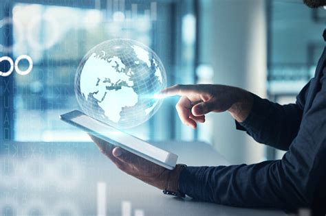 글로브 태블릿 홀로그램 및 글로벌 네트워킹 디지털 세계 오버레이 또는 미래 비즈니스 데이터에서 사람의 손 전 세계 연결을 위한