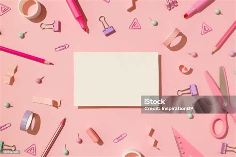 가위 테이프 종이 클립 삼각형 핀 나선형 연필 펜 지우개 마커 스티커와 분홍색 배경에 고립 된 중간에 흰색 카드의 오버 헤드 사진 0명에 대한 스톡 사진 및 기타 이미지