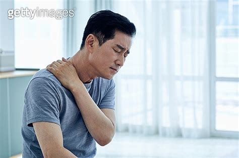 중년남자 성인남자 번아웃증후군 격언 고통 질병 건강이상 어깨 어깨통증 고통 근육통 질병 만성질환 이미지 Jv12386287 게티이미지뱅크