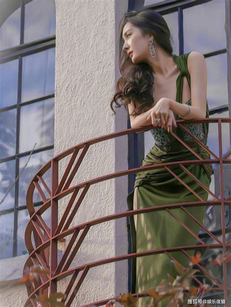 杨幂一袭墨绿色礼服写真，性感妩媚，优雅精致 搜狐大视野 搜狐新闻