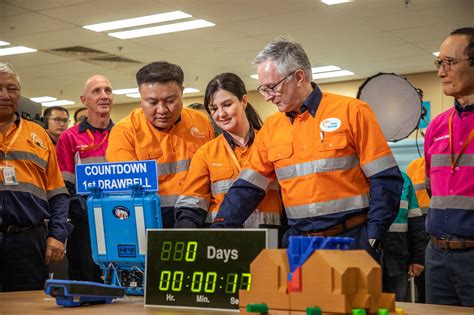 Гүний уурхайн хүдрийн буулгуурын анхны тэсэлгээг амжилттай хийлээ