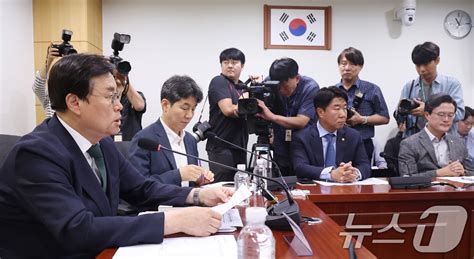 김정숙 여사 인도 방문 당시 상황 밝히는 도종환 뉴스1