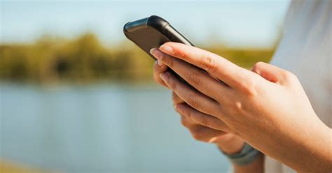 스마트폰 쓰는 게 건강에 좋다고 하루 ‘이 정도 쓸 때