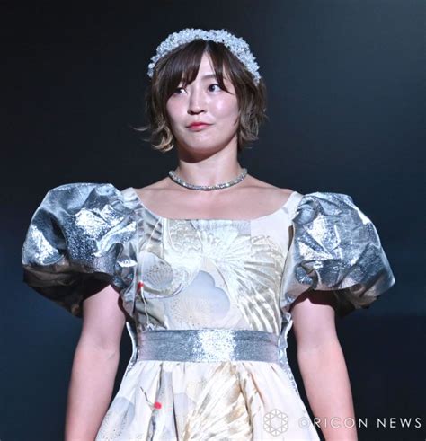 パリ五輪柔道金メダルの角田夏実、抜群スタイル活かしたドレスで人生初ランウェイ「モデルかなと思うくらいきれい」oricon News福島民友新聞社