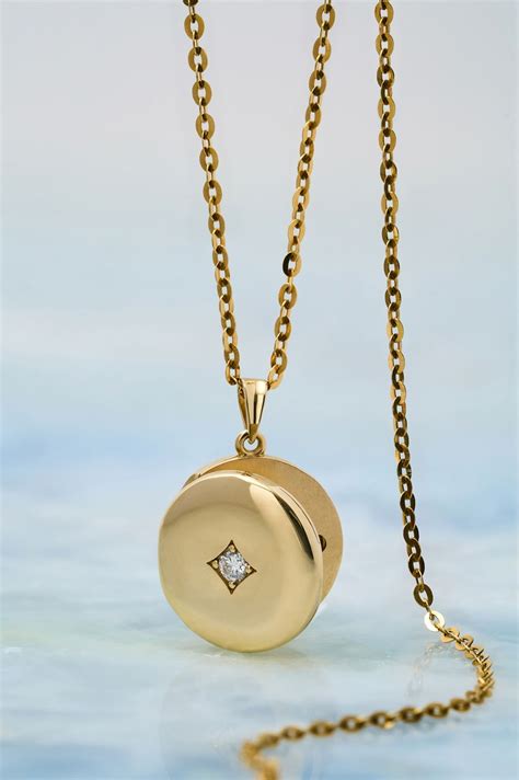 Ювелірний дім Sova презентував капсулу кулонів до Дня матері