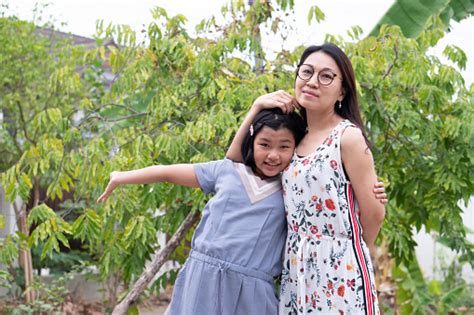 아시아 의 어머니와 아이는 자연 공원에서 함께 놀고 있습니다 어머니와 딸이 인사하고 포옹 나는 엄마를 사랑해요 어머니의 날 개념에 행복한 가족 10 11세에 대한 스톡 사진