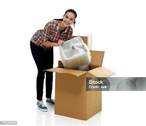 1819 세의 전체 길이 정면 보기 성인 아름 다운 검은 머리 긴 머리 포니 테일 백인 여성 젊은 여성 구부러진 흰색 배경 앞에 서 있는 미소 행복 쾌활 한 태도 전기 램프