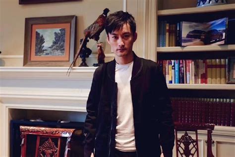 酷似余文乐他是赛车手韩寒的御用演员如今搭戏沈腾再度走红 华阳