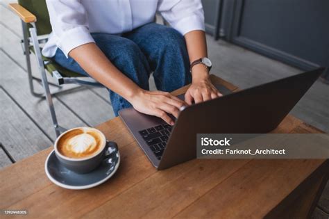 테이블 위에 커피 잔을 들고 노트북 컴퓨터 키보드에서 일하고 타이핑하는 여성의 클로즈업 이미지 35 39세에 대한 스톡 사진 및 기타 이미지 Istock