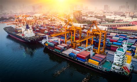 물류 및 운송 컨테이너 화물선 및 일출 물류에서 일 하는 조선소에서 크레인 다리와 화물 비행기의 수입 수출 및 수송 산업 배경