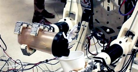 사람과 한몸처럼 움직이는 원격 조종 로봇 개발