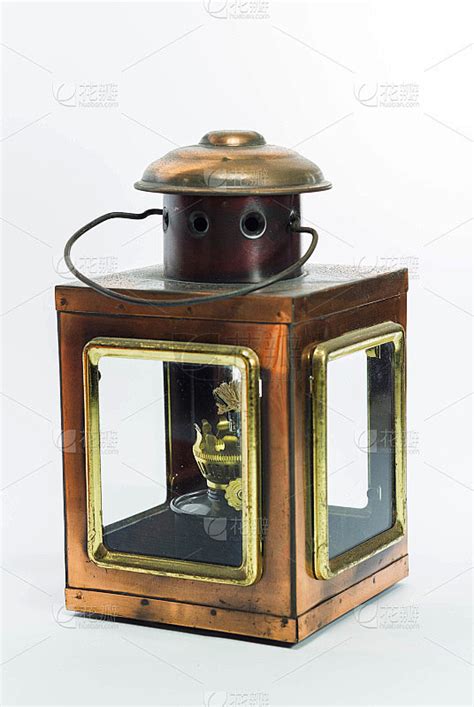 老式煤油灯，白色背景的灯笼