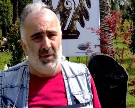 მოქანდაკე რომელმაც პროტესტის ნიშნად თავი ნახევრად გადაიპარსა Batumelebi • 9 აპრილის მემორიალი