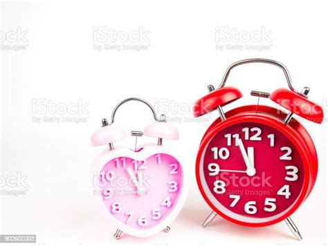 흰색 배경 발렌타인의 날에 고립 된 심 혼의 형태로 빨간색 및 분홍색 알람 시계 0명에 대한 스톡 사진 및 기타 이미지 0명
