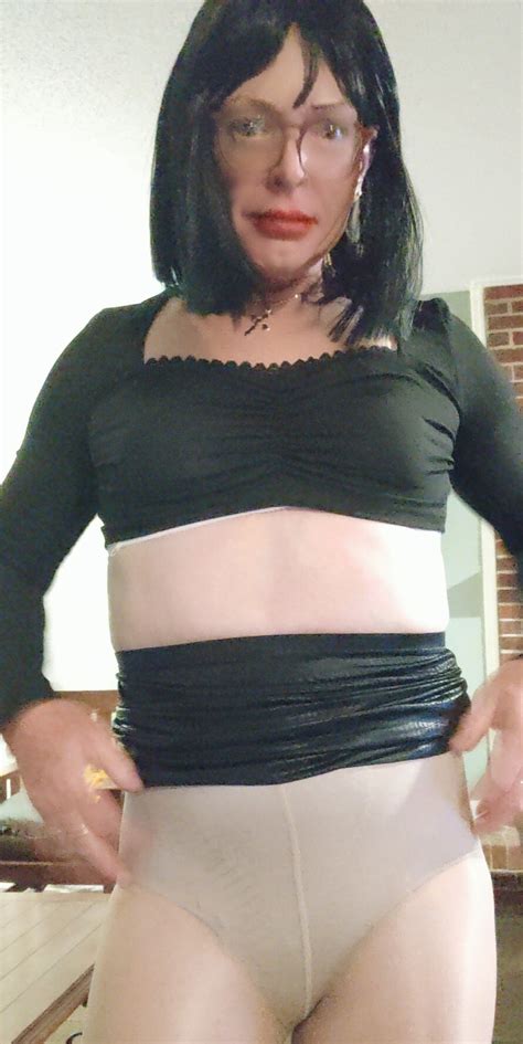 Lisa Bin Various Outfits Photo 8