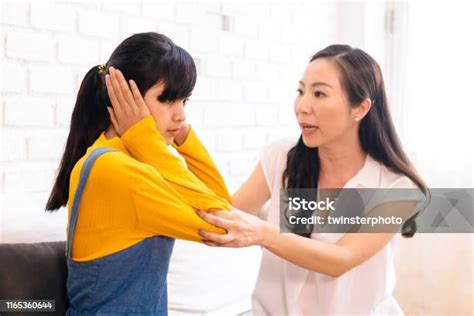 성가신 아시아 십대 딸과 화가 중년 어머니 사이의 논쟁 십대에 대한 스톡 사진 및 기타 이미지 십대 부모 분노 Istock