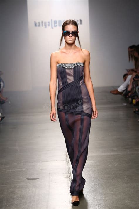 New York 6 Septembre Un Modèle Marche Piste Pour Le Défilé De Mode