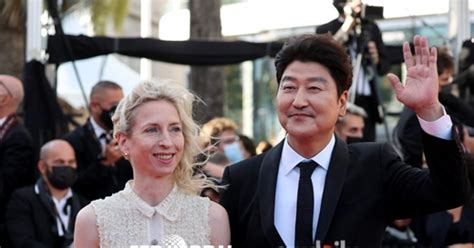 칸의 남자 송강호 레드카펫서 여유있는 미소