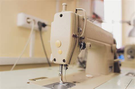 아 틀 리에 스튜디오의 배경에 전문 재봉틀 재단사 재봉틀의 직장 실의 롤 직물 가 위 바느질 비즈니스 개념입니다 0명에 대한 스톡 사진 및 기타 이미지 Istock