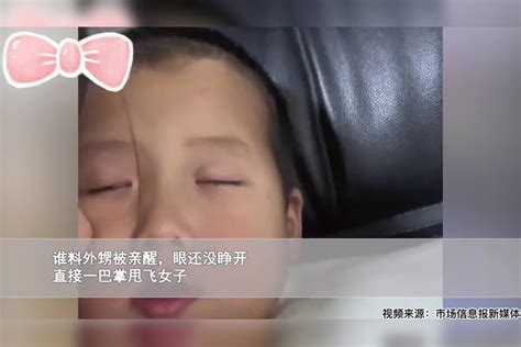 女子见外甥睡着偷亲脸颊，不料下秒被萌娃一巴掌扇飞，从小就直男