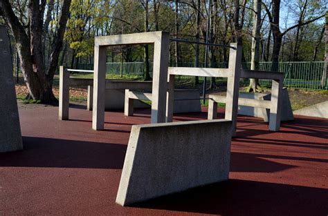 파쿠르는 새로운 스포츠입니다 그 목적은 효과적으로 움직이고 환경의 다양한 장애물을 관리하는 법을 배우는 것입니다 공원에서 어린이와 성인을위한 놀이터 점프 점프 정글 체육관