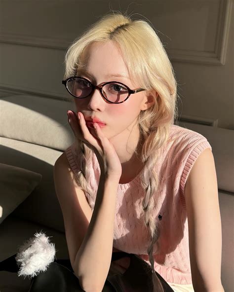 더쿠 폴로 착장에 헤메코 레전드인 에스파 윈터 인스타 업뎃
