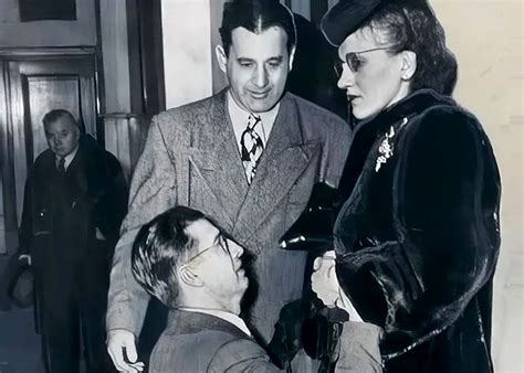 داستان یک عکس تاریخی؛ مردی که جلوی همسرش زانو زده بود