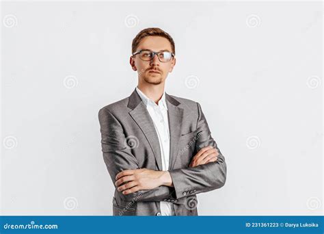 молодой красивый брюнетка в очках в костюме на белом изолированном фоне Стоковое Изображение