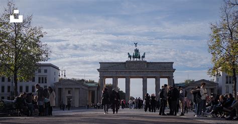 기념비 주위에 서있는 사람들의 그룹 사진 Unsplash의 무료 베를린 이미지