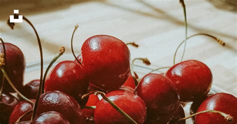 흰색 세라믹 접시에 빨간 체리 사진 Unsplash의 무료 버찌 이미지