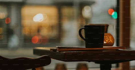 테이블 위의 커피 컵 사진 Unsplash의 머그잔 이미지