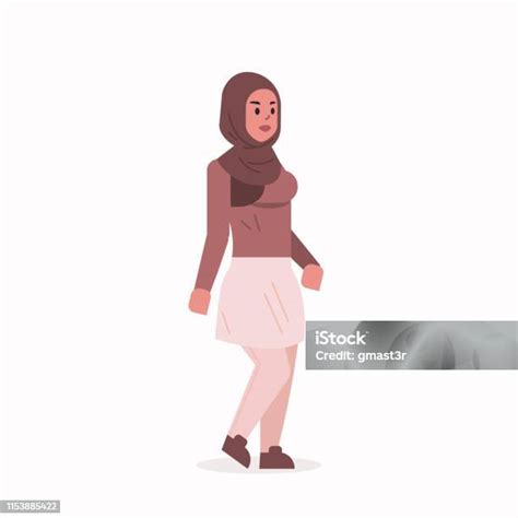아랍 여자 히 잡 아라비아 소녀 입고 머리 스카프 전통 옷 서 포즈 아라비아 여성 만화 캐릭터 전체 길이 플랫 개념에 대한 스톡