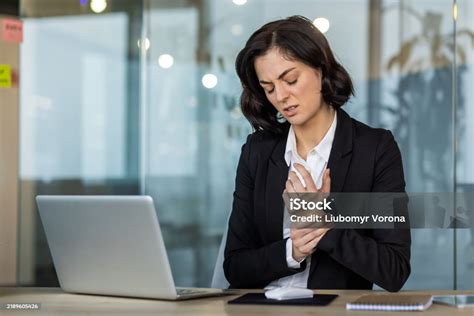 현대 사무실 환경에서 노트북으로 작업하는 동안 손목 통증을 겪고 있는 사업가 경련에 대한 스톡 사진 및 기타 이미지 경련