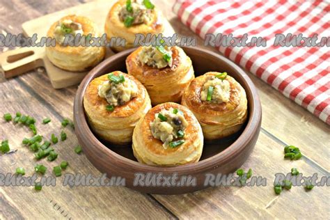 Волованы из слоёного теста с начинкой 12 фото в рецепте