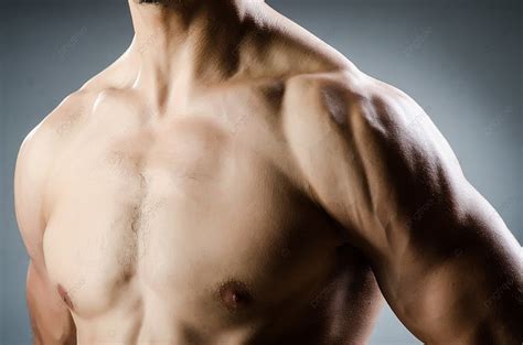 어두운 스튜디오에서 포즈를 취하는 근육질의 남자 사진 배경 및 무료 다운로드를위한 그림 Pngtree