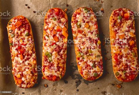 바게트에 피자 평면도 클로즈업 사람 없음 패스트 푸드 길거리 음식 0명에 대한 스톡 사진 및 기타 이미지 0명 건강에 좋지 않은 음식 그루지야 Istock
