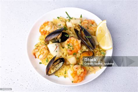 해산물 사프란 파슬리 레몬을 곁들인 리조또 호랑이 새우 홍합 오징어를 곁들인 Arborio 쌀 전통 이탈리아어 0명에 대한 스톡 사진 및 기타 이미지 Istock
