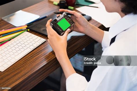 인테리어 디자이너는 사무실에서 그래픽 태블릿에 그리기입니다 직장에서 컴퓨터 작업 하는 아티스트 사진 보정 사진입니다 디자인 창의성 아이디어 계획에 대한 스톡 사진 및 기타