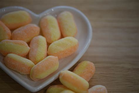 파스텔 컬러 설탕의 음식 사진 코팅 흰색 사랑 심장 모양 접시에 사탕 과자 발렌타인에 대 한 고 바나나와 망고 맛 0명에 대한 스톡 사진 및 기타 이미지 Istock