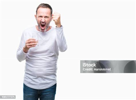 격리 된 배경 화가 위에 물과 미친과 제기 손으로 소리 분노와 좌절 외치고 분노 개념의 중 년 노인의 수석 남자 마시는 유리 감정에 대한 스톡 사진 및 기타 이미지 Istock