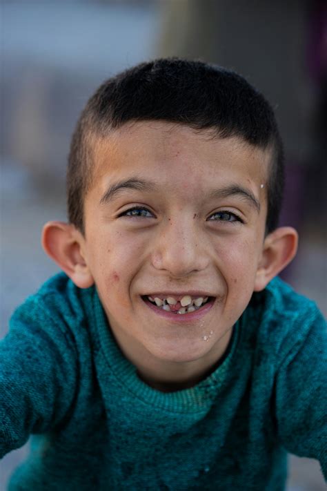 가정 생활 감정 개인적인 순간 구체화 국내 환경 긍정적 인 분위기 기쁨 라이프스타일 머리 미소 짓는 밝은 색 배경 흐림 사람 선명한 스냅 사진