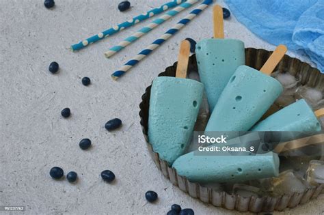 블루 아이스크림 블루베리 과일 흰색 배경와 함께 아빠 멋진 청록색 이탈리아 디저트 상쾌 텍스트를 위한 공간 과일에 대한 스톡 사진 및 기타 이미지 Istock