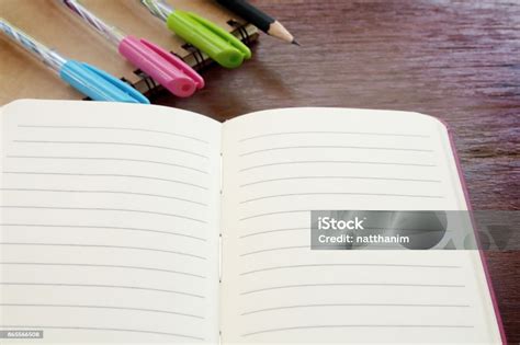 펜 및 연필 나무 테이블 복사 공간에 대 한 선택적 초점에 빈 노트북 개인 장식품에 대한 스톡 사진 및 기타 이미지 개인 장식품 경제 계획 Istock