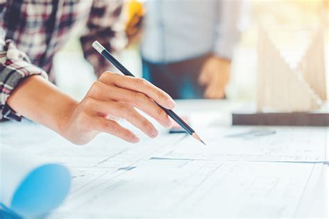 건축 프로젝트에 대 한 회의 직장에 엔지니어링 파트너와 함께 작업 Draft Sports에 대한 스톡 사진 및 기타 이미지