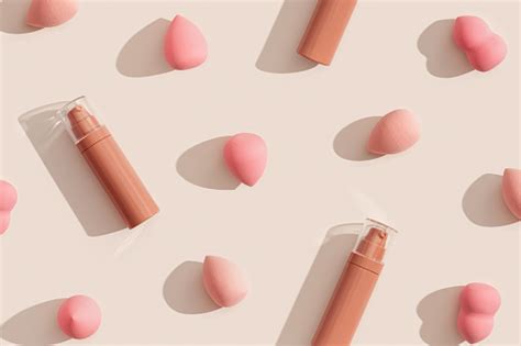 화장품 메이크업 파운데이션 크림 병 배경에 핑크 뷰티 블렌더 스폰지 뷰티 제품 모형 패키지 컨실러베이스 컨테이너가있는 플랫 레이